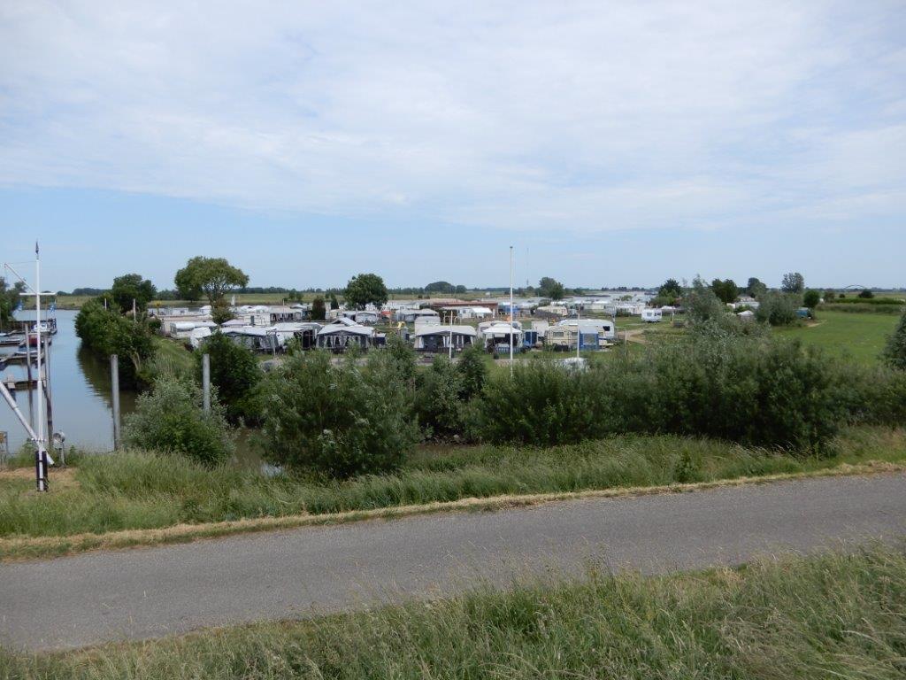 Centraal in Nederland, buitendijks aan een rivier gelegen camping (1,8 ... Centraal in Nederland, buitendijks aan een rivier gelegen camping (1,8 ...